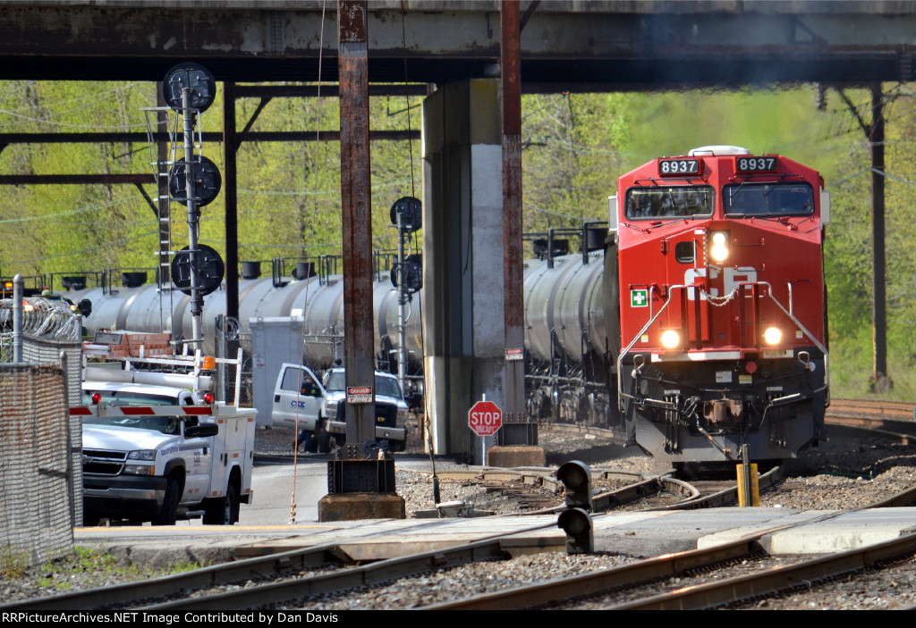 CP ES44AC 8937 leads K049-30